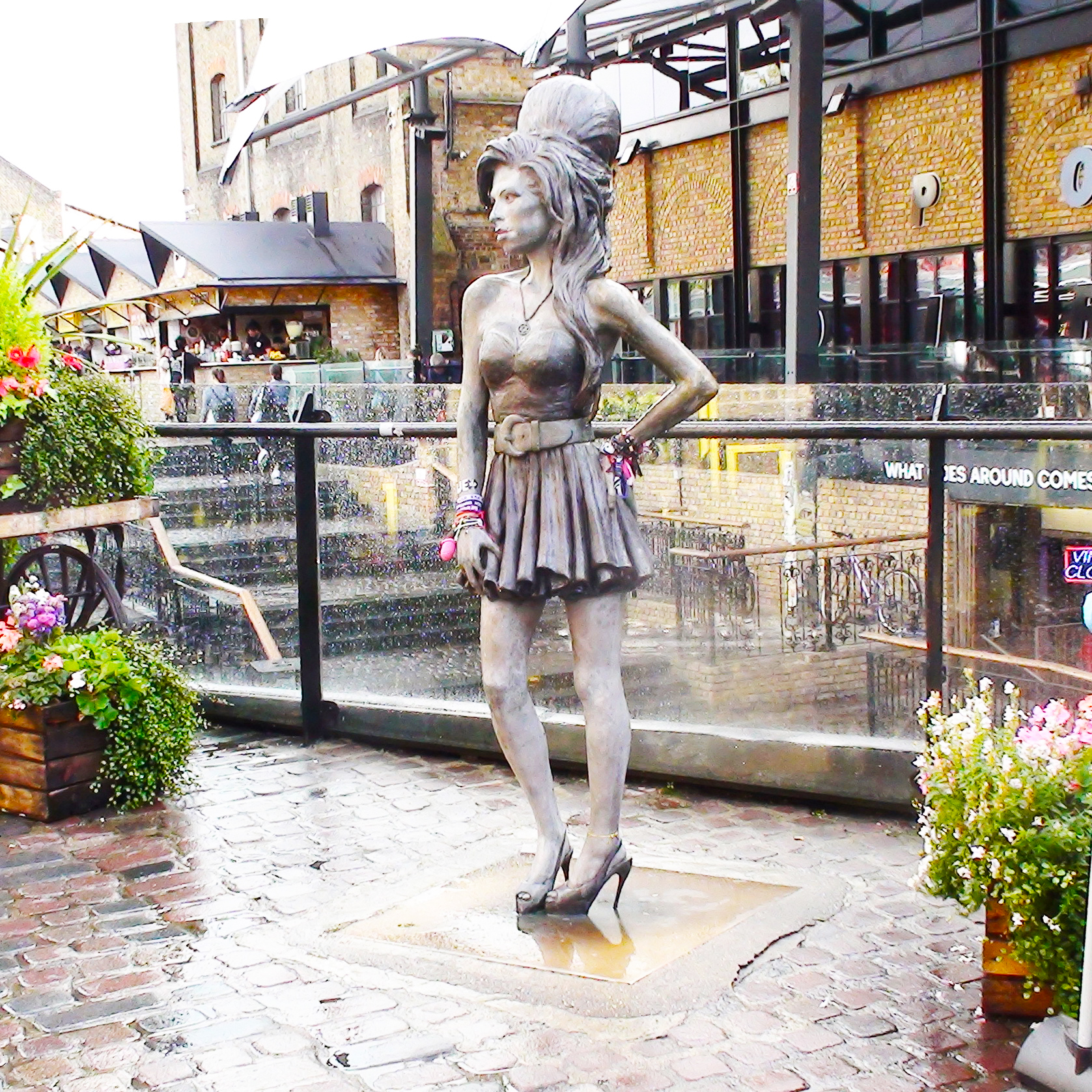 THE AMY WINEHOUSE STATUE | BG LIFE UK